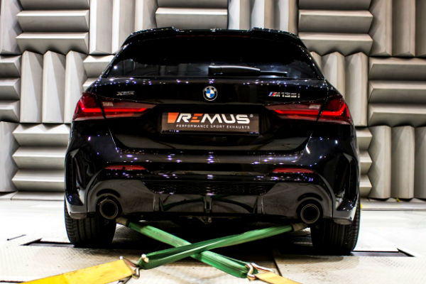 BWM M135i M Performance faz ouvir o rugido do novo escape da Remus - Check-up Media