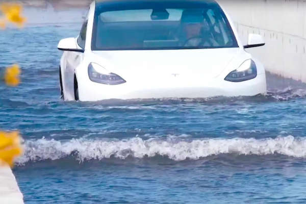 Eis um Tesla que não tem medo de mergulhar na água - Check-up Media