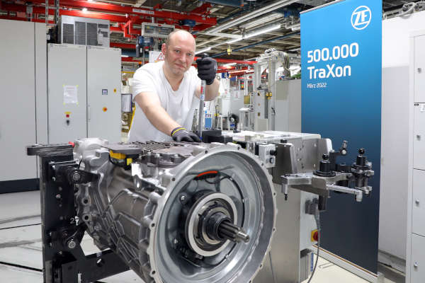 ZF comemora 500 mil sistemas de transmissão TraXon produzidos em Friedrichshafen - Check-up Media